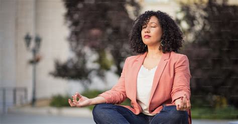 거리에서 요가를 하는 비즈니스 여성 사진 Unsplash의 세르비아 이미지