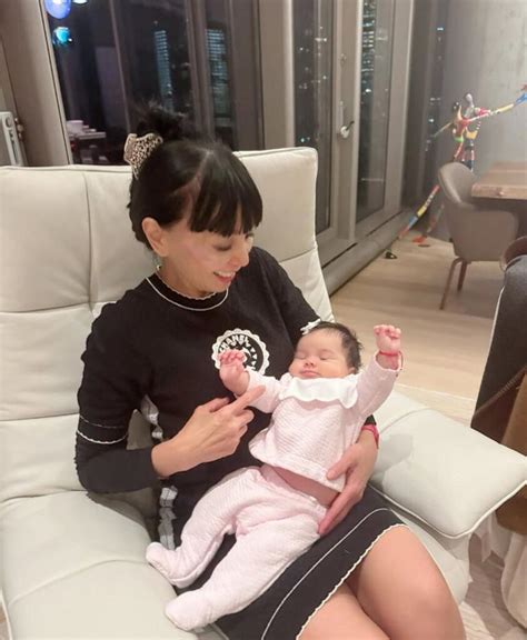 ข่าวดีครอบครัวทวีสิน พญ พักตร์พิไล โพสต์ภาพต้อนรับหลานคนแรก คุณปู่เศรษฐา