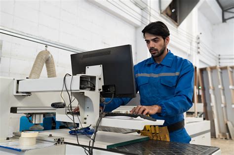 합판 가공 공장 가구 제조 운영자는 산업 공장에서 데스크탑 컴퓨터 제어 Cnc 절단기를 사용합니다 30 34세에 대한 스톡 사진 및 기타 이미지 Istock