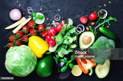 검은색에 신선한 야채 세트입니다 향기로운 나물 양파 아보카도 브로콜리 고추 종 가지 양배추 무 오이 아몬드 Rucola 아기 옥수수 배너 0명에 대한 스톡 사진 및 기타