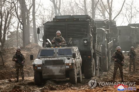 북한 김정은 딸 주애와 전술유도무기 훈련 참관…南군비행장 겨냥 연합뉴스