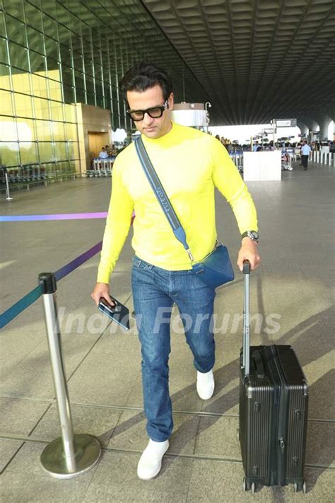 Rohit Roy Spotted At The Mumbai Airport Photo 565301