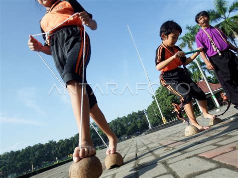 Permainan Tradisional Egrang Batok Kelapa Antara Foto