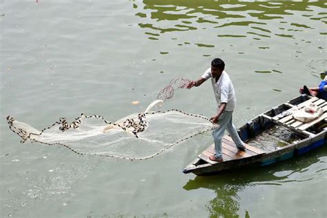 மீன் பிடிக்க சென்ற தந்தையும் மகனும் ஒரே வீட்டில் இருவர் உயிரிழப்பு ஜே வி பி நியூஸ்