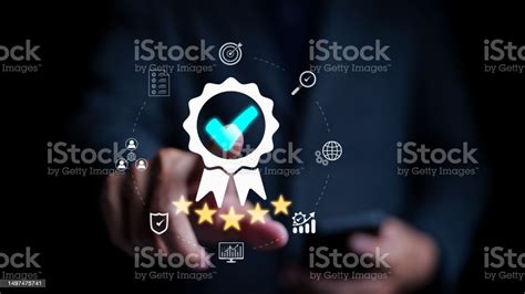 Iso 인증 및 표준화 개념 손은 최고의 서비스 품질 보증 보증 만족 서비스 경험의 표시를 보여줍니다 규정 서비스 및 표준 준수 가리키기에 대한 스톡 사진 및 기타 이미지