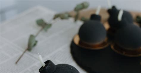 검은색 골드베이스 구형 양초 독창적 인 조명 독특한 캔들 돔 캔들 미니멀리스트 불타는 촛불 셀렉티브 포커스 스타일리시한 신문 심미적 인 어두운 테마