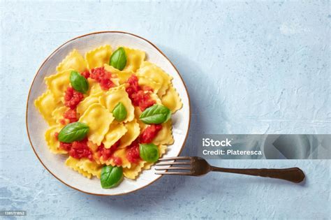 토마토 소스와 바질을 곁들인 라비올리 상단에서 촬영 박제 파스타의 접시 0명에 대한 스톡 사진 및 기타 이미지 0명 건강한 식생활 그릇 Istock