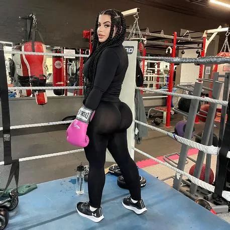 Model With Biggest Butt On Onlyfans Wows In Tight Gym Wear As She