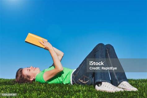 행복한 젊은 여자는 아름다운 맑은 푸른 여름 하늘에 대해 읽고있는 책을 즐긴다 20 24세에 대한 스톡 사진 및 기타 이미지 20 24세 20 29세 고요한 장면
