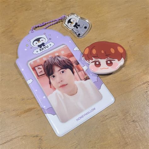 ㄴuㄷas😎 On Twitter 2023 허니멜로우 시즌그리팅 특전에 팬아트 스티커와 그립톡으로 참여했습니다💙😎 규현 Kyuhyun
