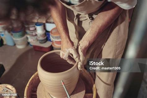 Jar 또는 흰색 점토 클로즈업의 꽃병 만들기 마스터 고치기입니다 남자 손에 찰 흙 주전자 매크로 만들기 갈색에 대한 스톡 사진 및 기타 이미지 Istock