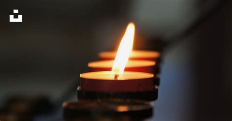 갈색 금속 캔들 홀더에 불이 켜진 촛불 사진 Unsplash의 무료 초 이미지