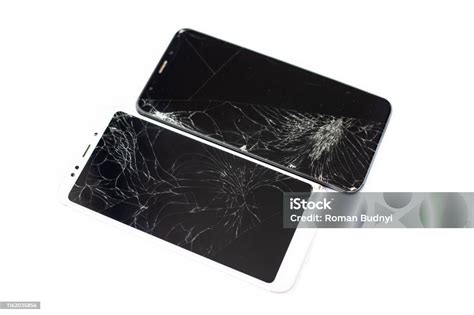 흰색 배경에 흰색과 검은 색의 두 깨진 전화 터치 스크린의 금이 간 터치 스크린 유리 분리 0명에 대한 스톡 사진 및 기타 이미지 Istock