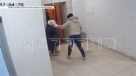 Две страшные женщины пугают жителей элитного дома нападают с ножом друг на друга и разбивают