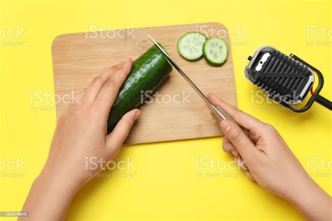 노란색 배경에 마이크와 오이와 Asmr 소리를 만드는 여자 상단 보기 자율 감각 쾌락 반응에 대한 스톡 사진 및 기타 이미지 자율 감각 쾌락 반응 채소 감각 지각