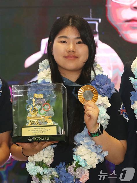 금메달 들어보이는 오예진