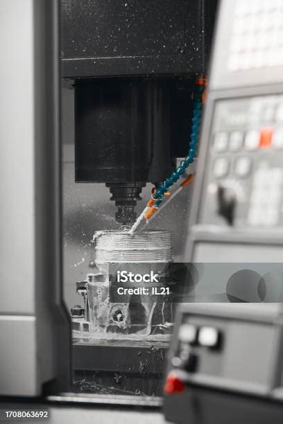 Cnc 밀링 머신은 오일 냉각수 방식으로 금형 부품을 절단합니다 Cnc 머시닝 센터에 의한 금형 및 다이 제조 공정 0명에 대한