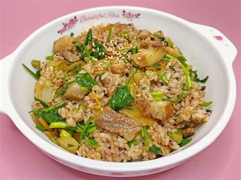 향긋한 돼지고기 미나리 볶음밥 만드는 법 향긋한 돼지고기 미나리 볶음밥 만드는 법