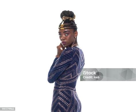 1인 사이드 뷰 프로필 뷰 허리 까지 초상화 2029세 성인 아름다운 옥수수 머리띠 흑발 아프리카 민족 아프리카계 미국인 민족 여성 서 있는 드레스 롱 드레스 시원한 태도