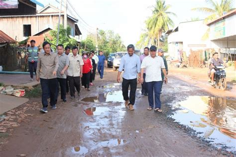 ផ្លូវក្រាលគ្រួសក្រហមមួយខ្សែ នៅក្នុងសង្កាត់ព្រៃតៅហ៊ូ