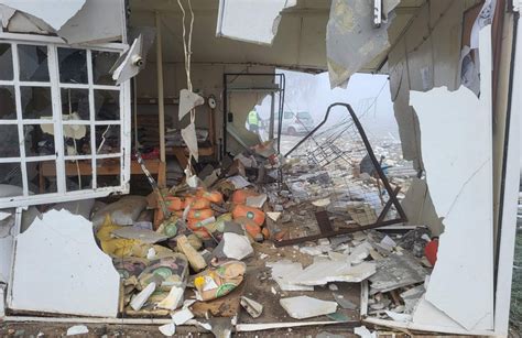 Мъж без шофьорска книжка се заби в зоомагазин свали номерата на колата и избяга Информационна