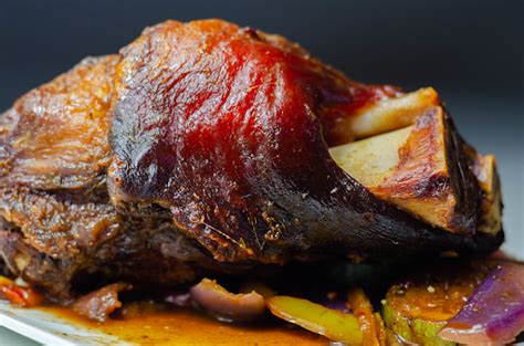 베이컨 조인트와 뼈 구운 채소 붉은 색과 노란 고추 호박 붉은 양파와 함께 제공 고급 요리에 대한 스톡 사진 및 기타 이미지