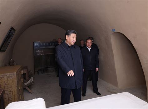 习近平瞻仰延安革命纪念地：弘扬伟大建党精神和延安精神 为实现党的二十大提出的目标任务而团结奋斗