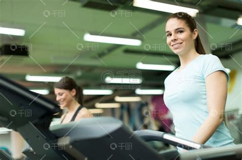 健身房免抠元素 健身房里的女人 素材免费下载 626像素 格式 编号68287394 千图网