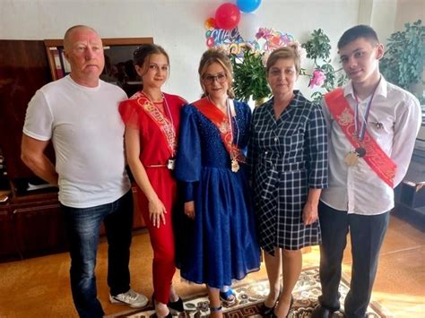 Милые и дорогие наши выпускники Поздравляем вас с окончанием школы Пусть в вашей жизни будет