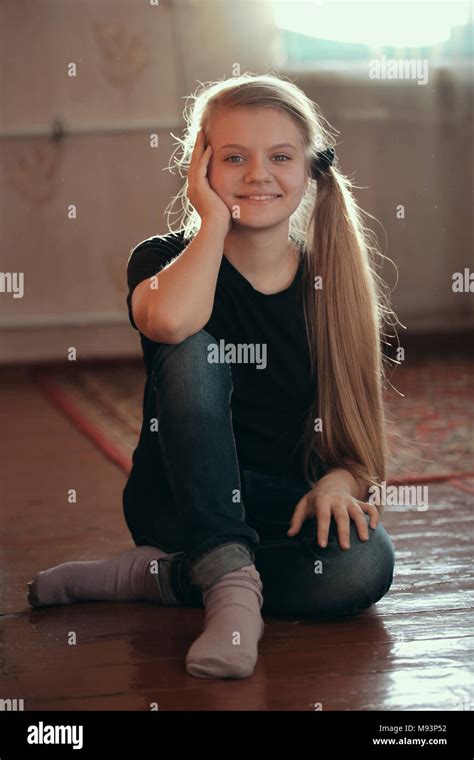 S E Blonde M Dchen Teenager Posing Sittng Auf Dem Boden Stockfotografie Alamy
