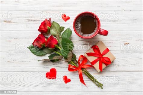 테이블에 커피 컵 장미 꽃과 선물 상자와 발렌타인 데이 구성 상단 보기 플랫 레이 휴일 컨셉 빨강에 대한 스톡 사진 및 기타 이미지 Istock