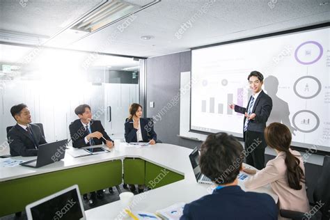 한국인 비즈니스 회의실 화이트칼라 전문직 비즈니스미팅 프로젝트 프리젠테이션 연설 설명 비즈니스맨 이미지 Jv11107969 게티이미지뱅크