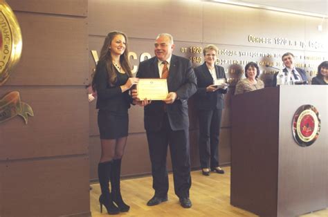 УНСС Ректорът връчи сертификати на победителите в Националното състезание по финанси и