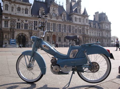 Mobylette Bleue Motoconfort Au65 And Monuments De Paris Retro Passion Fr