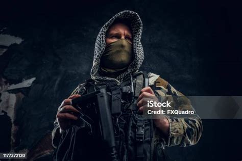 군복을 입은 특수부대 병사가 돌격 소총을 들고 마스크와 후드를 입고 있다 강사에 대한 스톡 사진 및 기타 이미지 강사 경찰관 군대 Istock