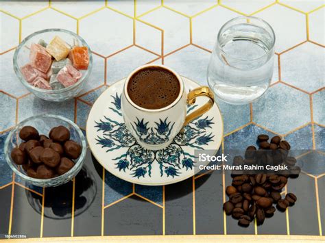 터키 식 기쁨 초콜릿 및 커피 콩을 곁들인 전통 터키 커피 컵 0명에 대한 스톡 사진 및 기타 이미지 0명 개체 그룹 건강한 생활방식 Istock