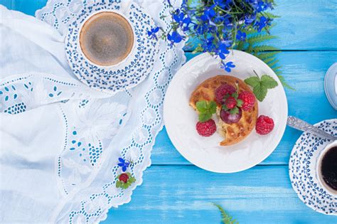 작은 컵에 케 한 익을 열매 딸기와 체리 달콤한 맛 있는 아침 식사 그리고 푸른 나무 배경과 꽃에 향기로운 커피 공간에 복사 합니다 위의 플랫 하다입니다 경관에 대한 스톡