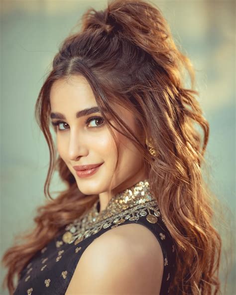 ब्लैक एंड व्हाइट लहंगे में राशा थडानी ने गिराईं हुस्न की बिजलियां आजाद