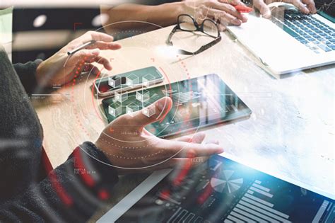 비즈니스 팀 회의 존재입니다 사진 전문 투자자 새로운 시작 프로젝트입니다 재무 관리자 회의 합니다 디지털 태블릿 노트북 컴퓨터 디자인 태양 플레어 효과 사용 하 여 스마트