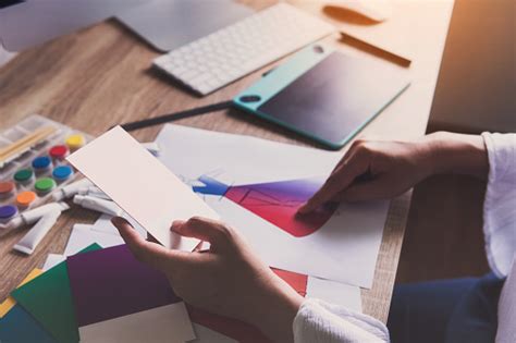 컬러를 들고 패션 디자이너 여자의 손 직장에서 그리기 스케치의 색깔을 확인 하기 위한 카드 안내 크리에이 티브 디자인 개념입니다 개념에 대한 스톡 사진 및 기타 이미지