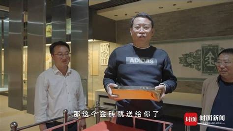 山東煙台招遠文旅局回應“大爺單手拿起25公斤金磚”：不作數，需垂直拿起25秒 新浪香港