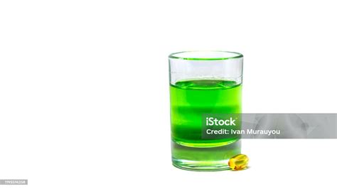 액체 알코올 음료와 노란색 태블릿과 작은 유리 유색 물 음료 압생트 큐라소 코냑 0명에 대한 스톡 사진 및 기타 이미지 0명 개념 건강관리와 의술 Istock
