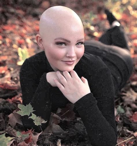 Pin On Ultrakurzhaarschnitte Bald Girl Shaved Hair Women Shaved Head Women