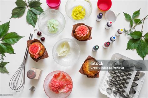 흰색 배경 케이크 금형 주걱 코 롤라 크림에 대 한 콘 한국 버터 크림 꽃 거품기에 대한 스톡 사진 및 기타 이미지 거품기