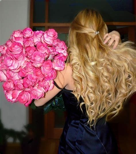 Фото Девушка с букетом розовых роз