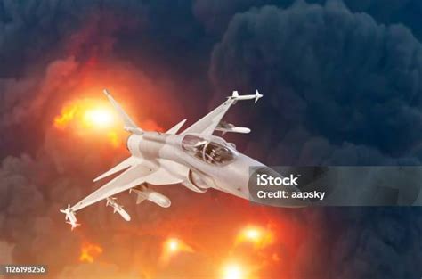 군사 제트 전투기 항공기 비행의 강력한 폭발의 배경 전쟁 파업 개념입니다 전투기에 대한 스톡 사진 및 기타 이미지 전투기 총격 동작 활동 개인 비행기 Istock