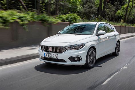 Fiat Araba Modelleri Renkli Kadınlar