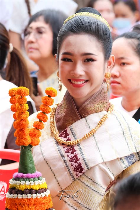 Teng ນາງສັງຂານ ຫລວງພຣະບາງ ຈ ສ 1387 ຄ ສ 2025 ຮ່ວມພິທີເຊົ້າ ອາລາດທະນາ ພຣະໝ່ານ ລົງຫົດສົງ ທີ່