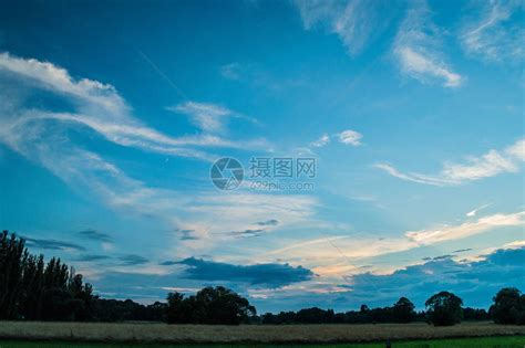 田野上的晚云高清图片下载 正版图片505362766 摄图网