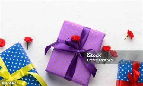 상자는 물방울 무늬가있는 휴일 종이에 포장되어 배경에 실크 리본으로 묶여 있습니다 선물에 대한 스톡 사진 및 기타 이미지